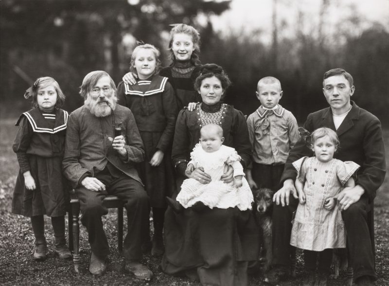 Arbeiterfamilie (Working-class Family) - Walther Collection